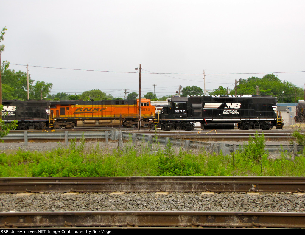 BNSF 5878 and NS 5277